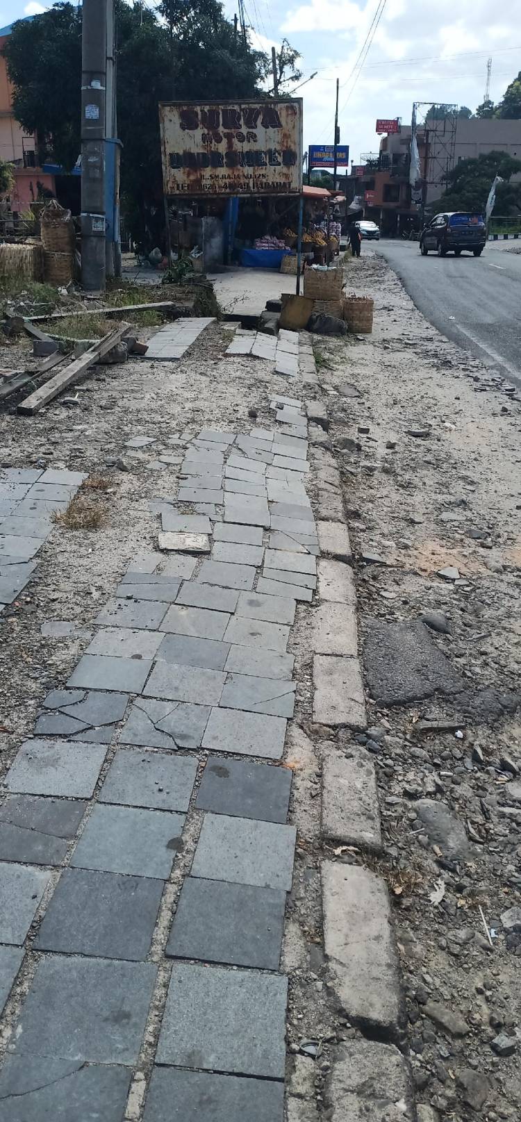 Puluhan Meter Trotoar Jalan Sisingamangaraja Parapat Terkelupas
