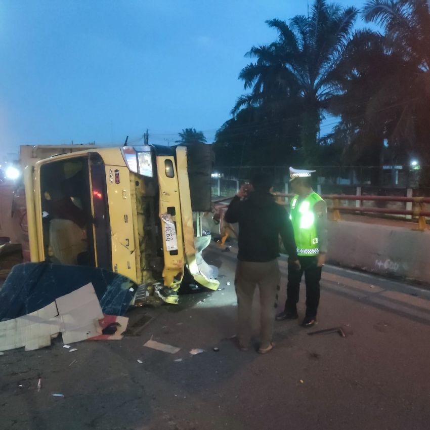 Sopir Diduga Mengantuk, Truk Colt Diesel Terbalik di Fly Over Amplas